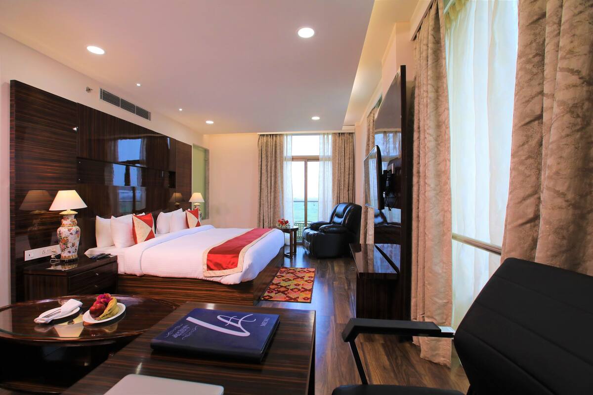 Suite-Estúdio Premium, 1 cama king-size, acessível | Sala | Televisor LED 
