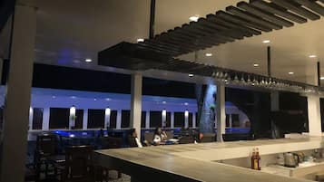Bar à beira da piscina