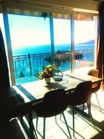 Apartamento Deluxe, 1 quarto, vista para o mar | Sala de estar | TV de ecrã plano 