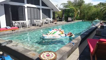 Piscina exterior, da(s) 7:30 à(s) 19:30, espreguiçadeiras