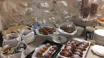 Café da manhã com buffet grátis todos os dias