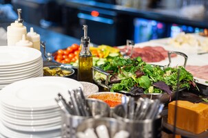 Café da manhã com buffet mediante uma taxa nos fins de semana
