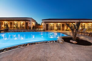 Piscina exterior, guarda-sóis, espreguiçadeiras