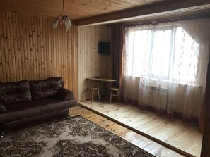 Apartamento conforto, 2 quartos | 1 quarto, escrivaninha, ferros/tábuas de passar roupa, Wi-Fi de cortesia