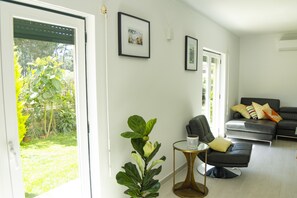 Villa, 5 quartos, piscina privativa | Sala de estar | Smart TV de 42 polegadas com canais digitais, leitor de DVD 