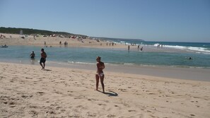 Perto da praia, praia de areia branca, guarda-sóis de praia 