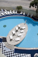 Piscina externa sazonal, funciona das 9h às 18h, guarda-sóis