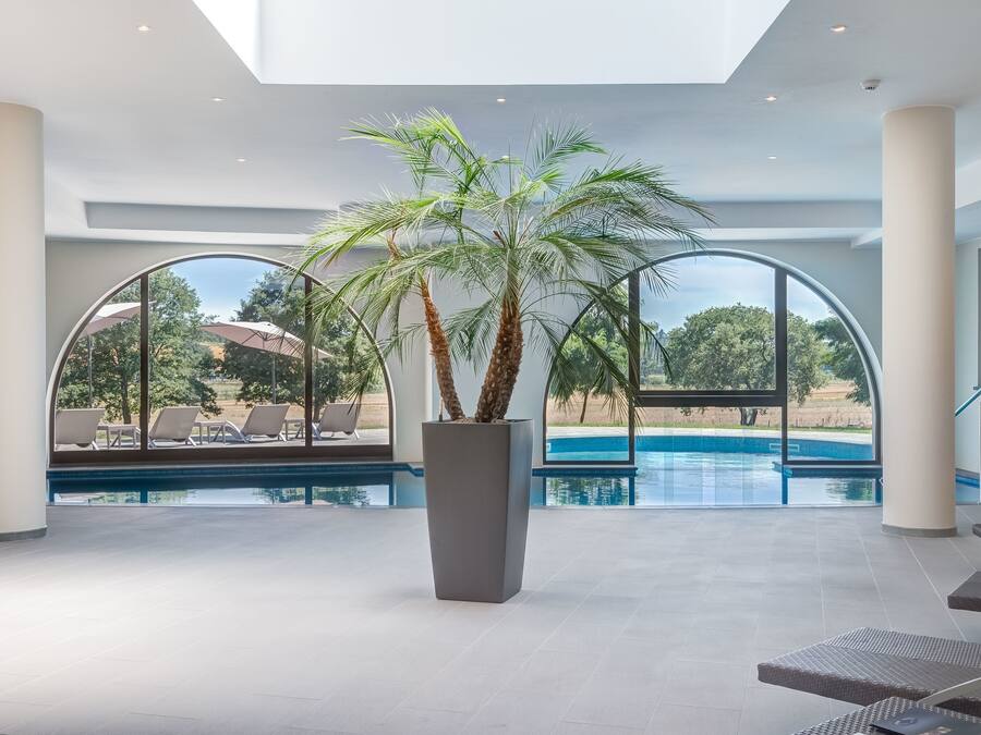 Piscina interior, espreguiçadeiras