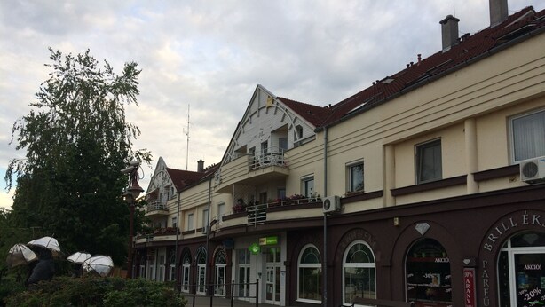 Um edifício com arquitetura tradicional, com janelas em arco e uma varanda.