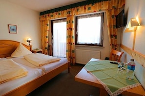 Quarto Clássico com Cama de Casal | Secretária, berços/camas para crianças, camas desdobráveis 