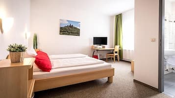Quarto Duplo Standard | Secretária, cortinas/cortinados opacos, camas desdobráveis