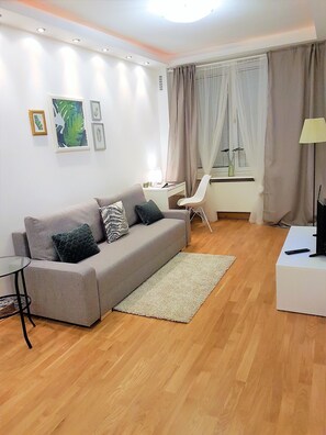 Apartamento Superior | Sala de estar | Televisor de ecrã plano de 32 polegadas com canais de TV premium 