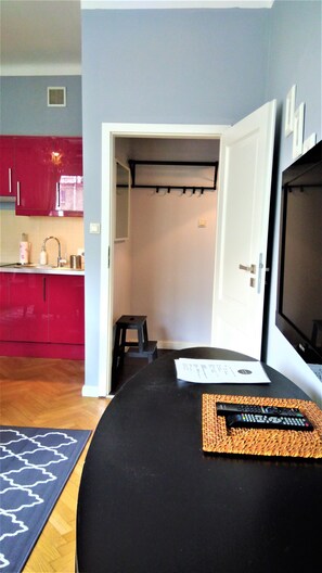 Apartamento Design | Cozinha privada | Um frigorífico, uma placa de cozinha, uma torradeira 