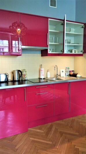 Apartamento Design | Cozinha privada | Um frigorífico, uma placa de cozinha, uma torradeira 