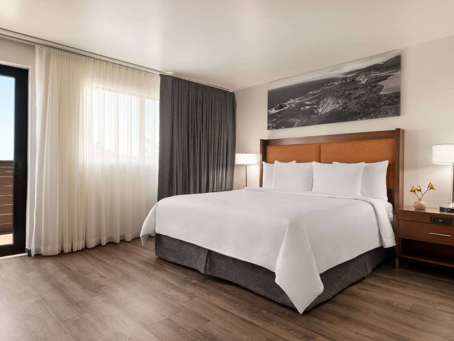 Suite, 1 cama king-size, acessível, não fumadores (Two-Room Suite) | Roupa de alta qualidade, secretária