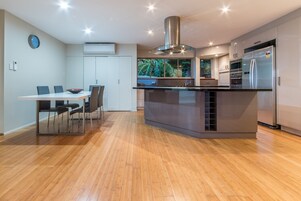 Apartamento, 2 quartos | Cozinha privada | Um frigorífico/congelador grande, um micro-ondas, um forno 