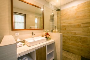 Villa 2  | Banheiro | Banheira de imersão, produtos de toalete grátis, chinelos 