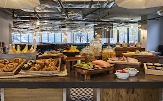 Quarto Standard, 1 cama queen-size | Restaurante | Pequenos-almoços, almoços, jantares servidos, cozinha internacional 