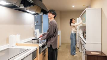 Dormitório compartilhado básico | Cozinha compartilhada | Refrigerador em uma área comum, micro-ondas em uma área comum