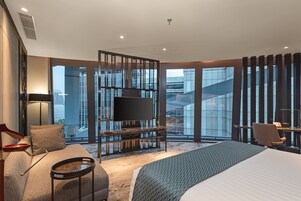 Quarto executivo, 1 cama King (Suite) | Frigobar, cofres nos quartos, escrivaninha