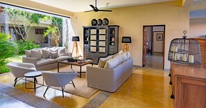 Quarto Superior | Sala de estar | Televisor de ecrã plano de 42 polegadas com canais via satélite 
