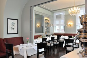 Café da manhã com buffet grátis todos os dias