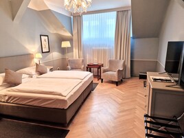 Suíte, 2 quartos (Madame Rosa Suite) | Roupas de cama premium, cofres nos quartos, escrivaninha