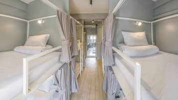 Roupas de cama premium, cofres nos quartos, cortinas blackout