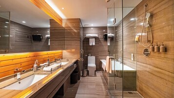 Suite Deluxe | Casa de banho | Um polibã, artigos de higiene pessoal grátis, um secador de cabelo 