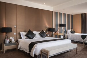 Quarto Familiar, 1 quarto, Vista para a cidade | Roupa hipoalergénica, edredões de penas, minibar, cofre no quarto 