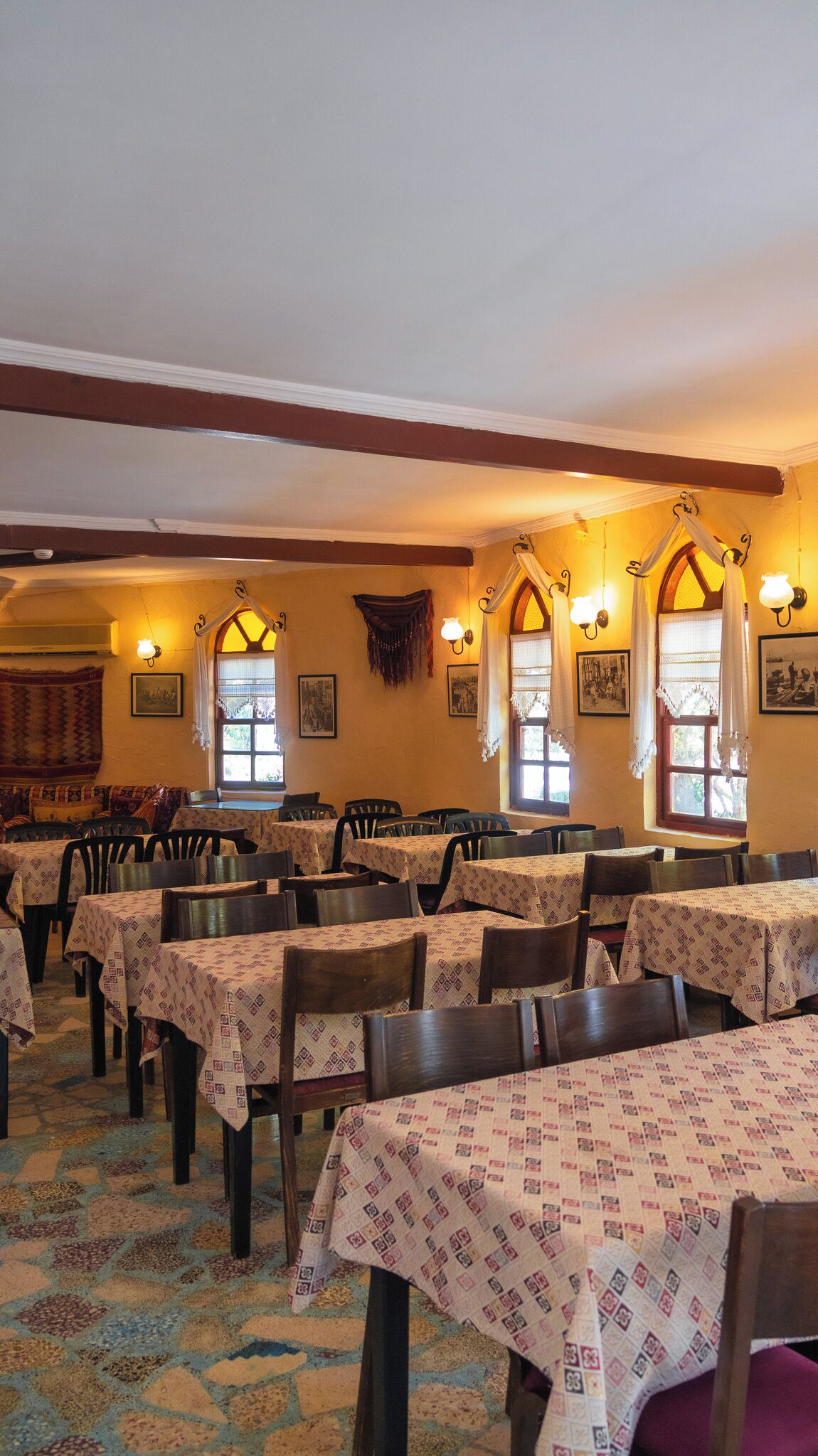 Serviço de café da manhã, almoço, jantar; vistas para a piscina