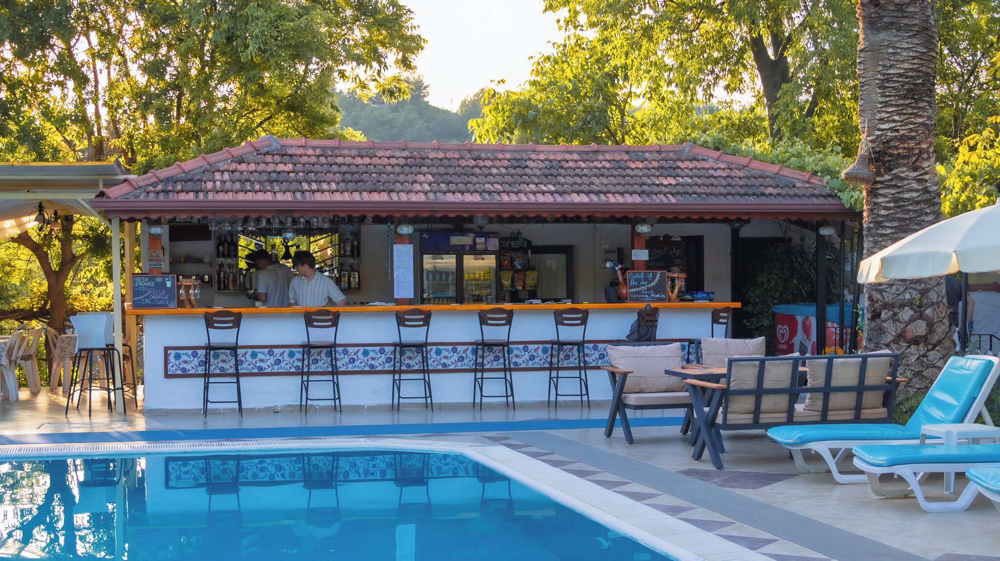 Piscina exterior, guarda-sóis, espreguiçadeiras 