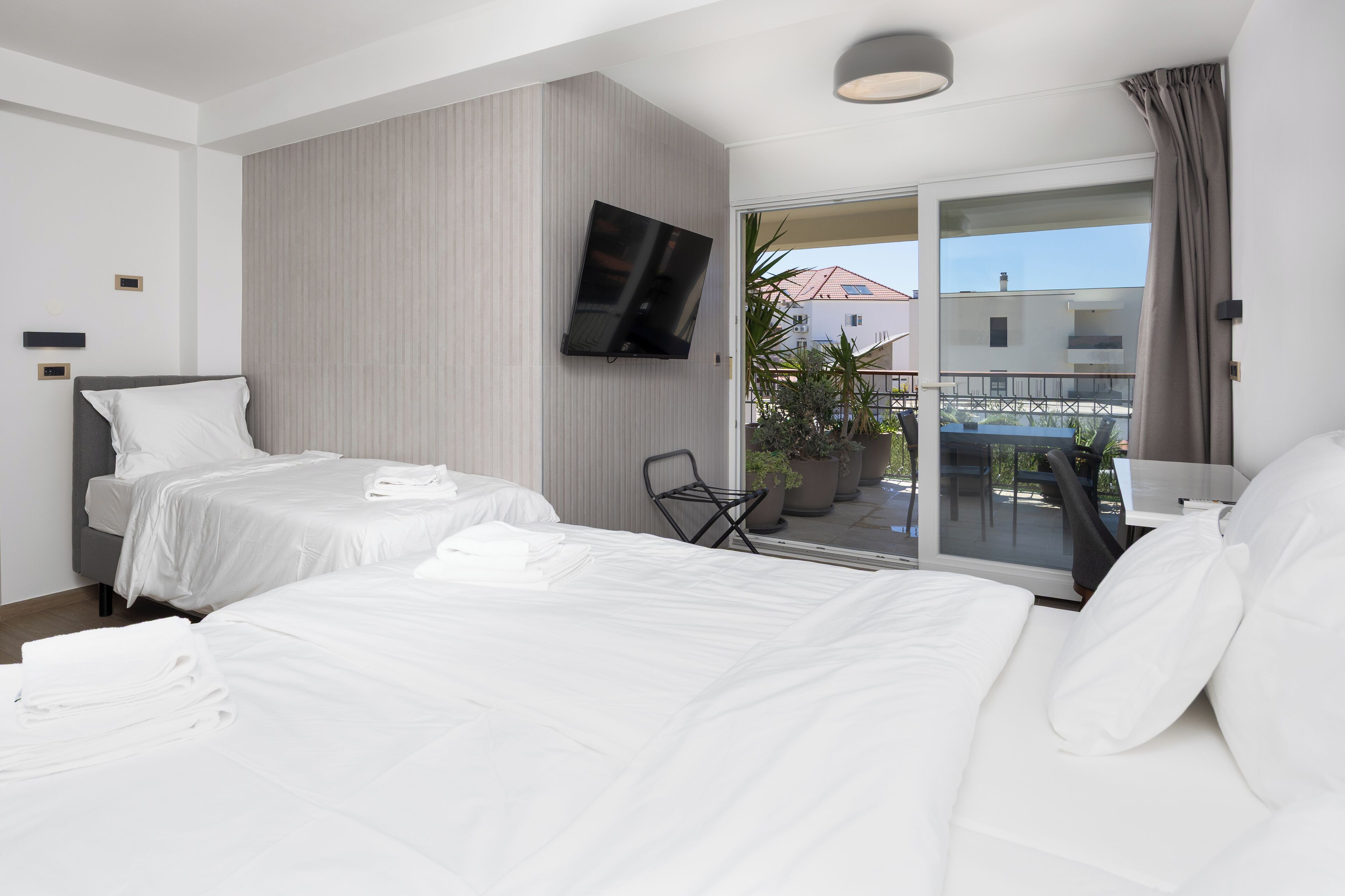 Quarto triplo conforto | Roupas de cama premium, edredons de pluma, camas Tempur-Pedic