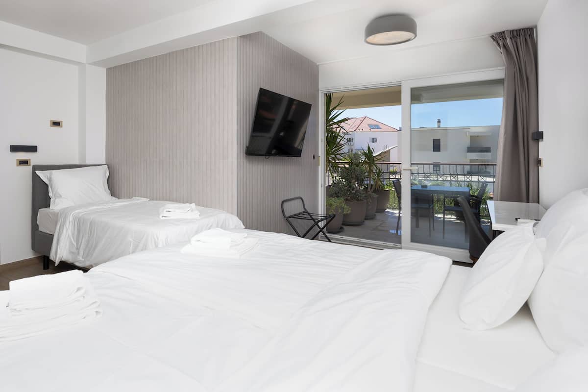 Quarto triplo conforto | Roupas de cama premium, edredons de pluma, camas Tempur-Pedic