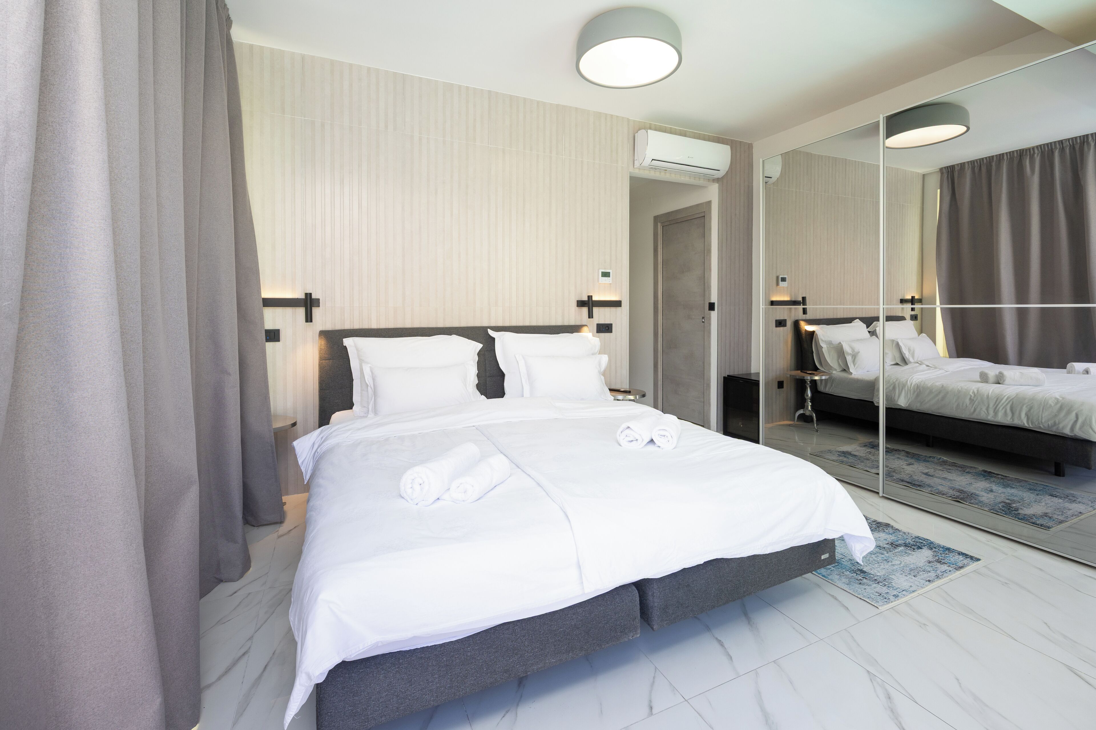 Quarto casal ou duplo clássico | Roupas de cama premium, edredons de pluma, camas Tempur-Pedic