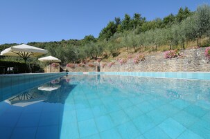 Piscina externa, espreguiçadeiras