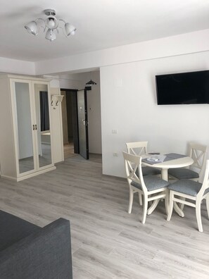 Apartamento Familiar, 1 quarto, não fumadores, varanda | Sala de estar | Televisor de ecrã plano de 80 cm com canais por cabo, televisor 