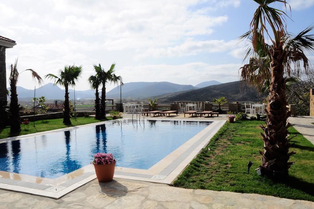 Piscina exterior, guarda-sóis, espreguiçadeiras 