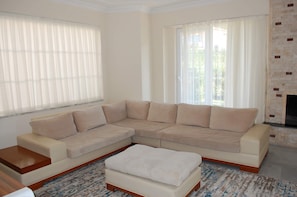 Villa Premium, 4 quartos, fumadores, vista para o jardim | Roupa de alta qualidade, com mobília individualizada, secretária 