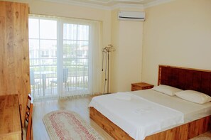 Villa Premium, 4 quartos, vista para a piscina, junto ao jardim | Roupa de alta qualidade, com mobília individualizada, secretária 