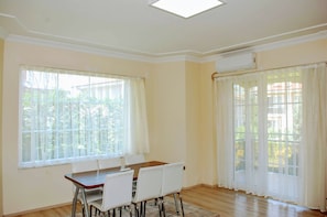 Villa Premium, 4 quartos, vista para a piscina, junto ao jardim | Roupa de alta qualidade, com mobília individualizada, secretária 