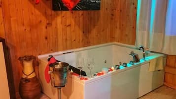 Cabana de Madeira Superior, 2 quartos (Luna) | Com decoração personalizada, com mobília individualizada, secretária