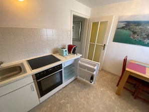 Apartamento Empresarial, 2 quartos | Cozinha privada | Um frigorífico, um micro-ondas, uma placa de cozinha 