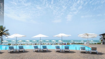 Terraço com espreguiçadeiras