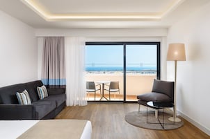 Quarto casal luxo, vista para o mar | Área de estar | TV de tela plana 43 polegadas com canais a cabo, TV, brinquedos