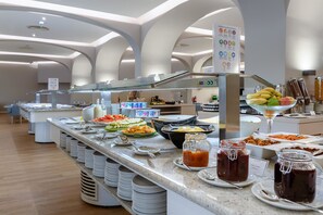 2 restaurantes: servem pequenos-almoços, almoços, jantares e brunches