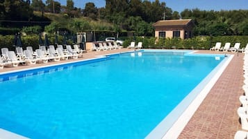 Piscina externa sazonal, espreguiçadeiras