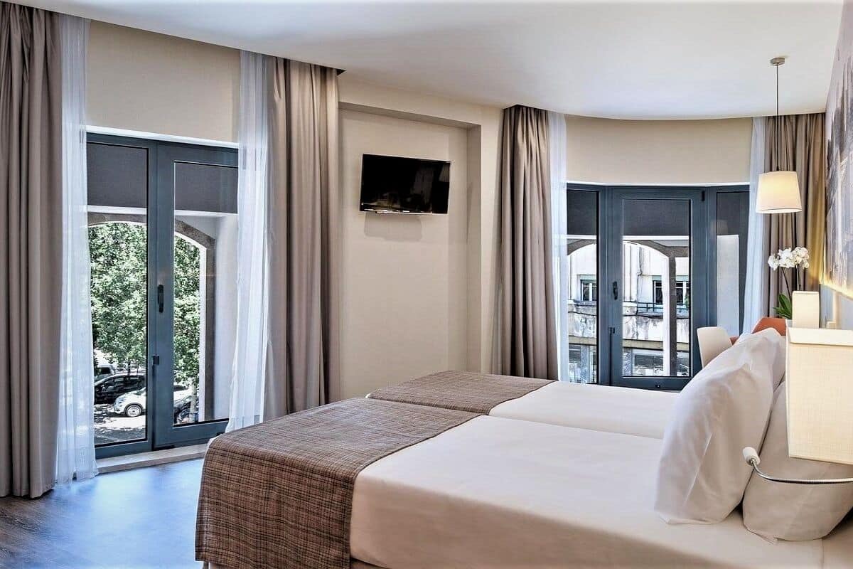 Minibar, cofre no quarto, secretária, quartos insonorizados