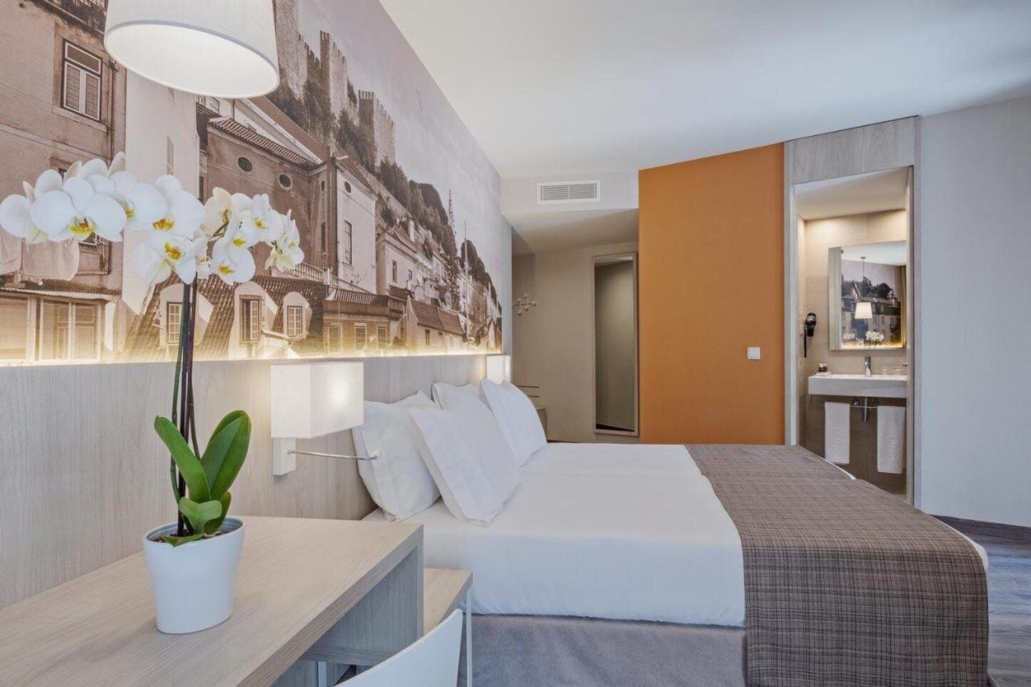 Minibar, cofre no quarto, secretária, quartos insonorizados 