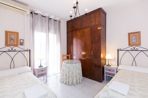 Quarto Duplo ou Twin, casa de banho partilhada | Cortinas/cortinados opacos, ferro/tábua de engomar, Wi-fi grátis